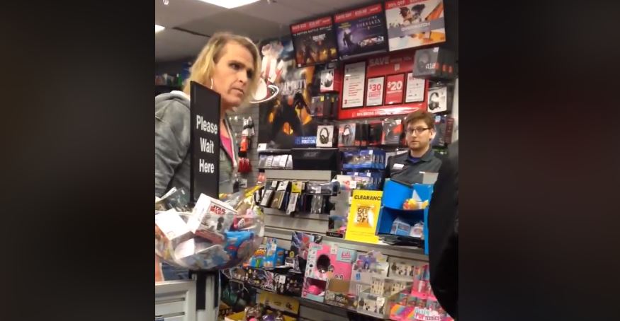 Mujer trans increpó a trabajador de una tienda de videojuegos porque lo ...