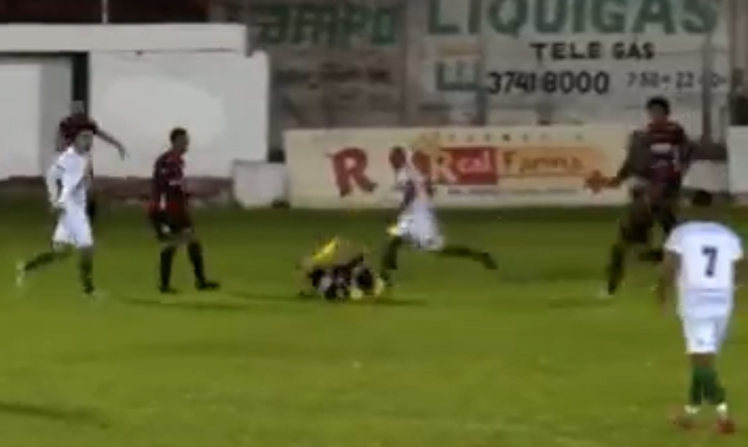Terrible agresión en Brasil: Jugador golpeó a un árbitro hasta dejarlo ...